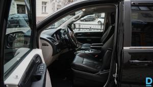 Melns Lancia Voyager 2014 Rīga, ar dzinēja tilpumu 2.80 L un nobraukumu 293 tūkst. km par 7450 €, foto 5 vietnē AUTOMOTO.COM.LV