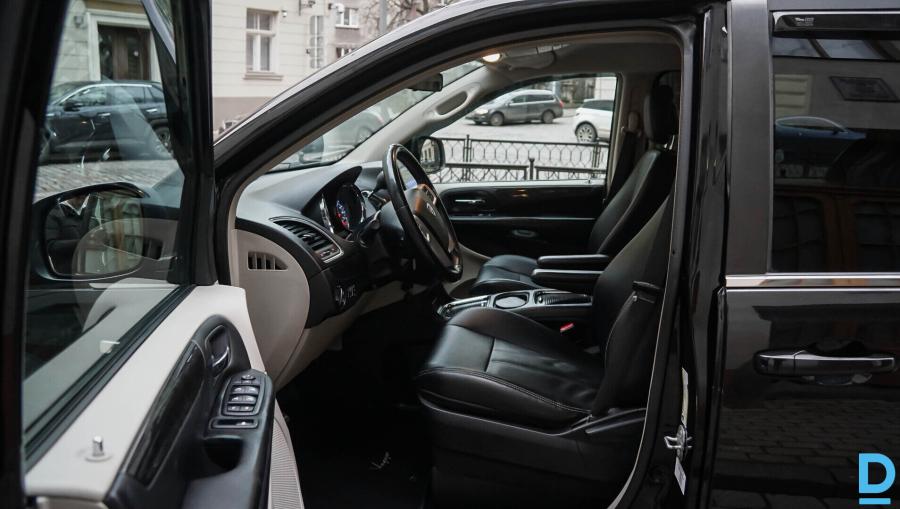 Melns Lancia Voyager 2014 Rīga, ar dzinēja tilpumu 2.80 L un nobraukumu 293 tūkst. km par 7450 €, foto 5 vietnē AUTOMOTO.COM.LV