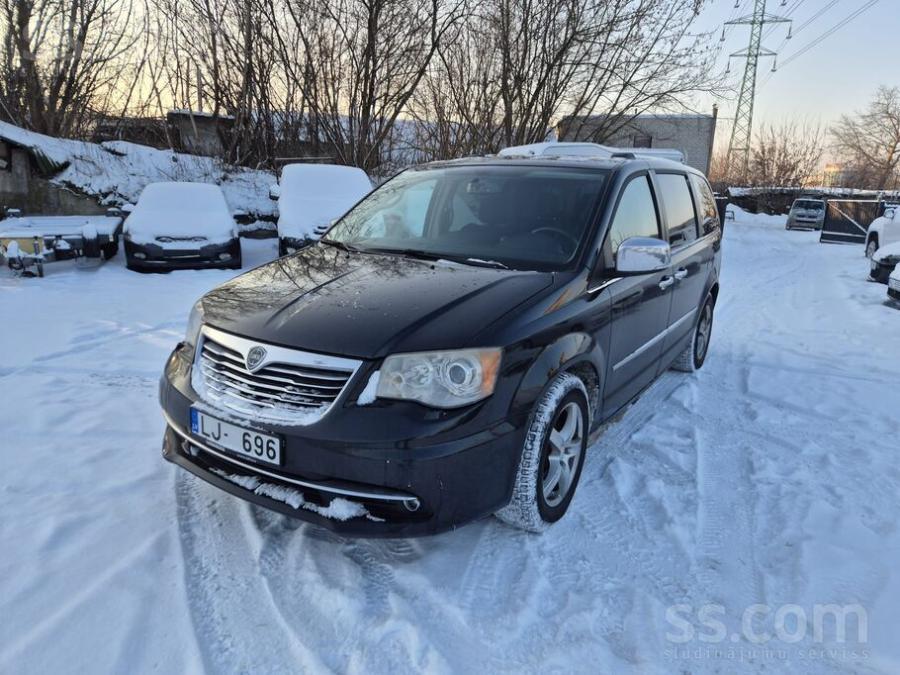 Black Lancia Voyager 2014 in Riga, with an engine capacity of 2.80 L and mileage of 260 thousand km for 7990 €, photo 1 on AUTOMOTO.COM.LV