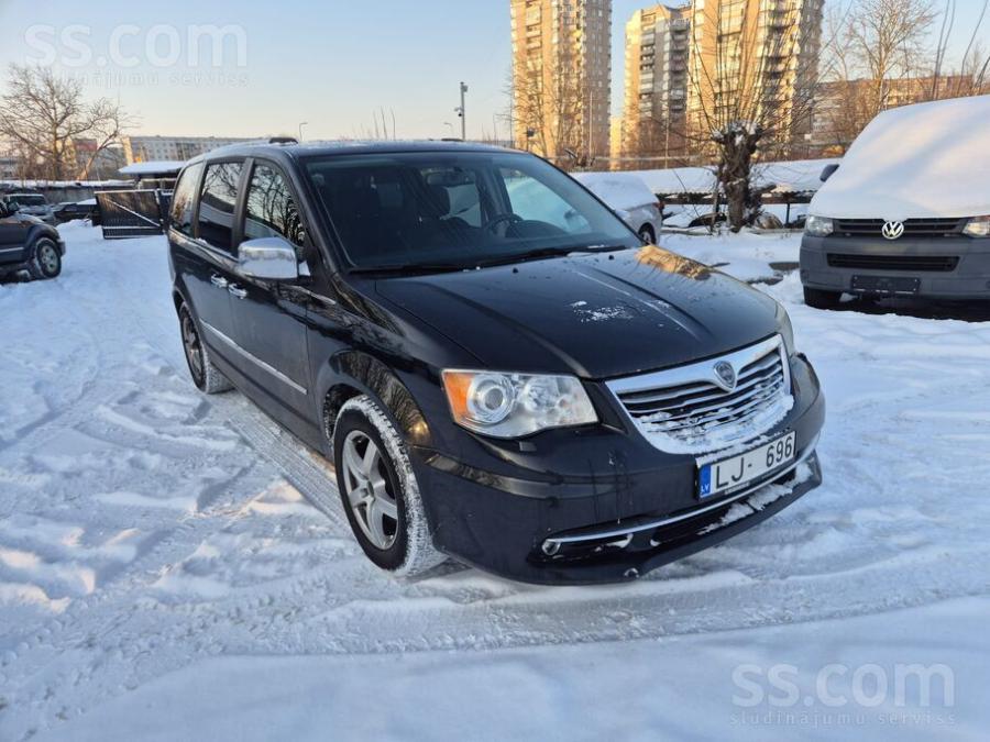 Black Lancia Voyager 2014 in Riga, with an engine capacity of 2.80 L and mileage of 260 thousand km for 7990 €, photo 2 on AUTOMOTO.COM.LV