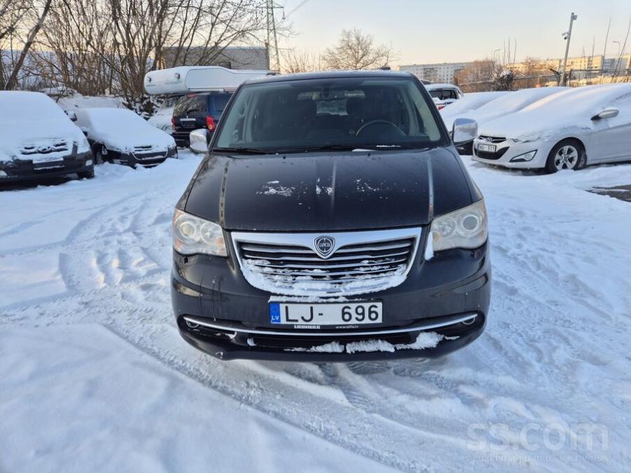 Black Lancia Voyager 2014 in Riga, with an engine capacity of 2.80 L and mileage of 260 thousand km for 7990 €, photo 3 on AUTOMOTO.COM.LV