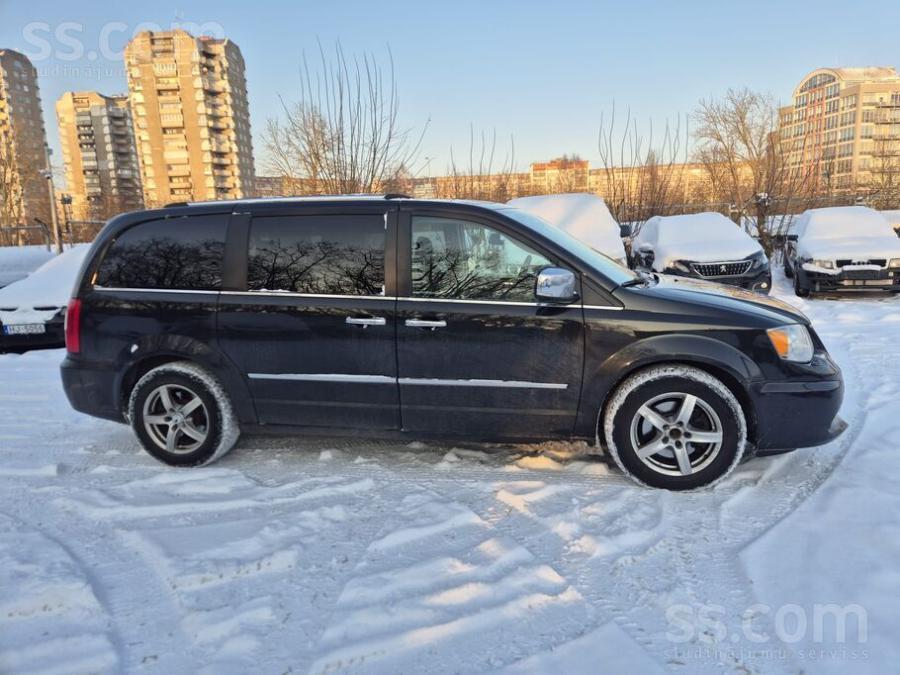 Black Lancia Voyager 2014 in Riga, with an engine capacity of 2.80 L and mileage of 260 thousand km for 7990 €, photo 5 on AUTOMOTO.COM.LV