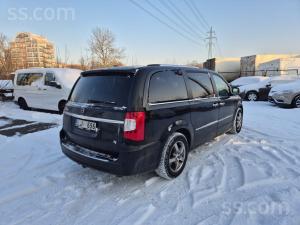 Black Lancia Voyager 2014 in Riga, with an engine capacity of 2.80 L and mileage of 260 thousand km for 7990 €, photo 6 on AUTOMOTO.COM.LV