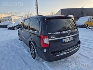 Black Lancia Voyager 2014 in Riga, with an engine capacity of 2.80 L and mileage of 260 thousand km for 7990 €, photo 8 on AUTOMOTO.COM.LV