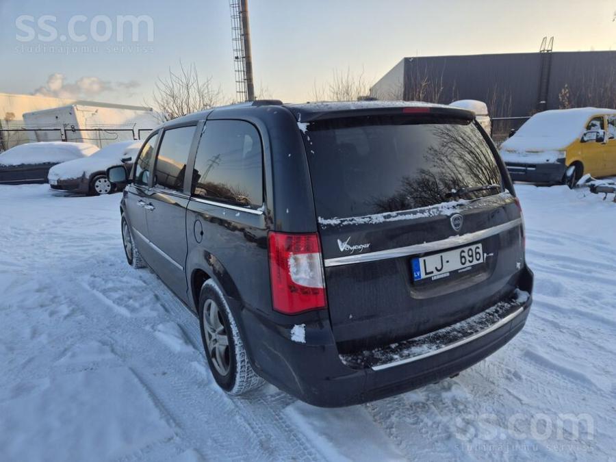 Black Lancia Voyager 2014 in Riga, with an engine capacity of 2.80 L and mileage of 260 thousand km for 7990 €, photo 8 on AUTOMOTO.COM.LV