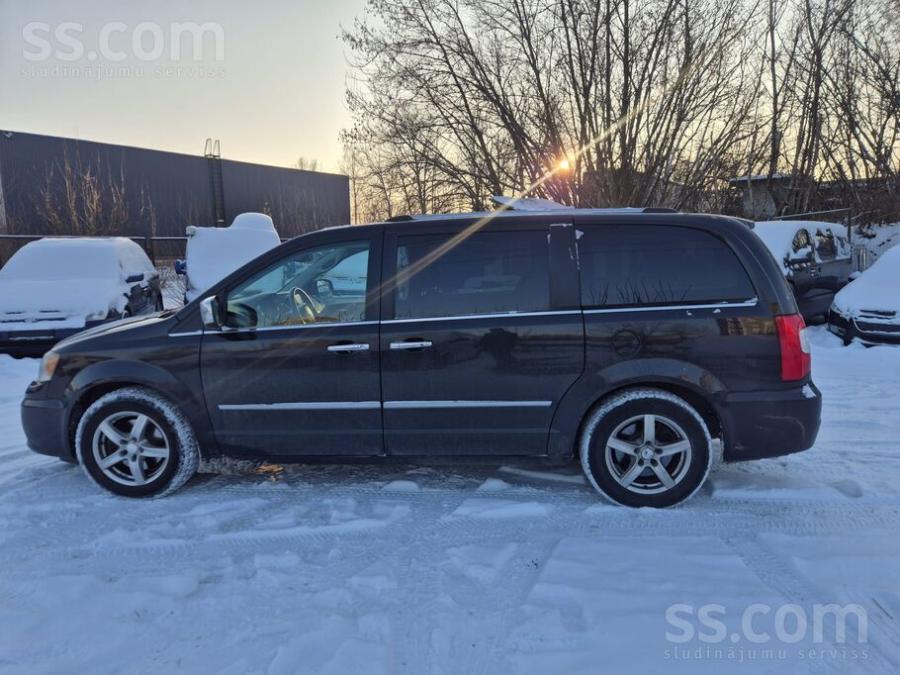 Black Lancia Voyager 2014 in Riga, with an engine capacity of 2.80 L and mileage of 260 thousand km for 7990 €, photo 9 on AUTOMOTO.COM.LV