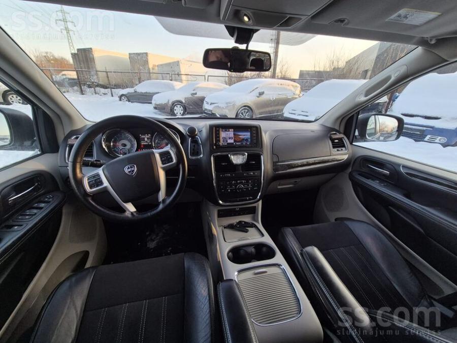 Black Lancia Voyager 2014 in Riga, with an engine capacity of 2.80 L and mileage of 260 thousand km for 7990 €, photo 13 on AUTOMOTO.COM.LV