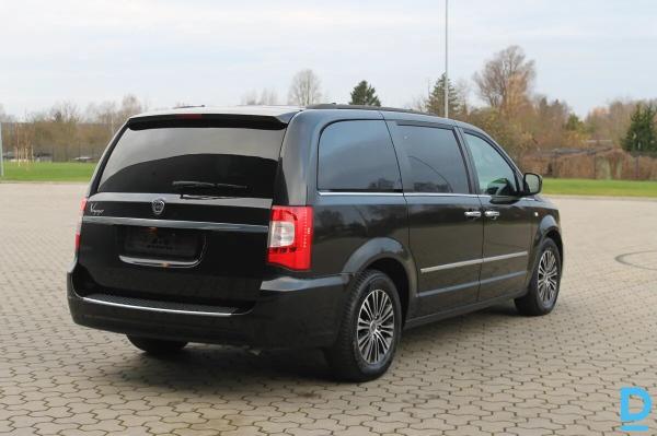 Black Lancia Voyager 2014 in Riga, with an engine capacity of 2.80 L and mileage of 214 thousand km for 9650 €, photo 3 on AUTOMOTO.COM.LV