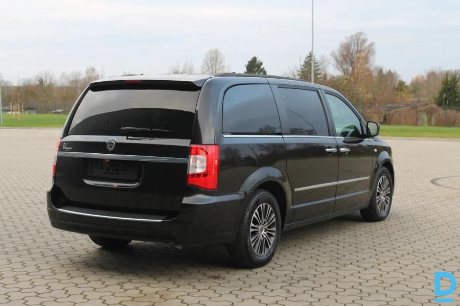 Melns Lancia Voyager 2014 Rīga, ar dzinēja tilpumu 2.80 L un nobraukumu 214 tūkst. km par 9650 €, foto 3 vietnē AUTOMOTO.COM.LV