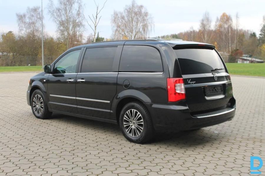 Melns Lancia Voyager 2014 Rīga, ar dzinēja tilpumu 2.80 L un nobraukumu 214 tūkst. km par 9650 €, foto 4 vietnē AUTOMOTO.COM.LV