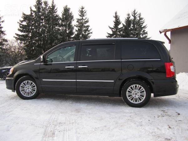 Black Lancia Voyager 2014 in Riga, with an engine capacity of 2.80 L and mileage of 0 thousand km for 10850 €, photo 4 on AUTOMOTO.COM.LV