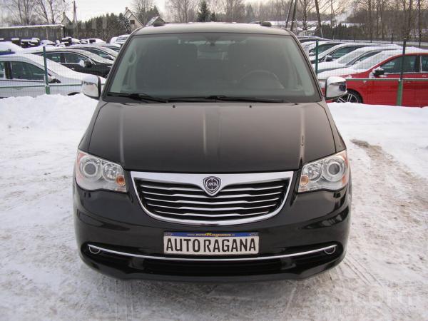 Black Lancia Voyager 2014 in Riga, with an engine capacity of 2.80 L and mileage of 0 thousand km for 10850 €, photo 5 on AUTOMOTO.COM.LV