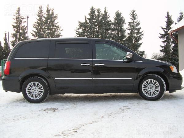 Black Lancia Voyager 2014 in Riga, with an engine capacity of 2.80 L and mileage of 0 thousand km for 10850 €, photo 7 on AUTOMOTO.COM.LV