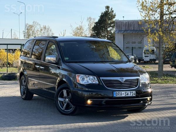 Black Lancia Voyager 2014 in Riga, with an engine capacity of 2.80 L and mileage of 0 thousand km for 8750 €, photo 3 on AUTOMOTO.COM.LV