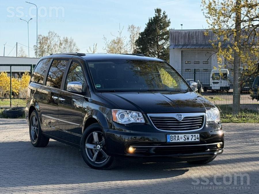 Melns Lancia Voyager 2014 Rīga, ar dzinēja tilpumu 2.80 L un nobraukumu 0 tūkst. km par 8750 €, foto 4 vietnē AUTOMOTO.COM.LV