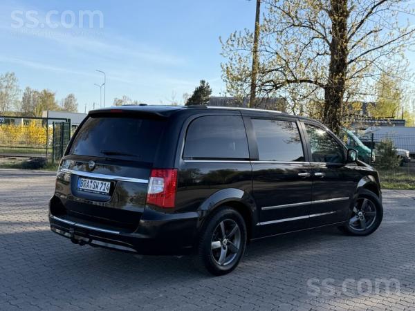 Black Lancia Voyager 2014 in Riga, with an engine capacity of 2.80 L and mileage of 0 thousand km for 8750 €, photo 6 on AUTOMOTO.COM.LV