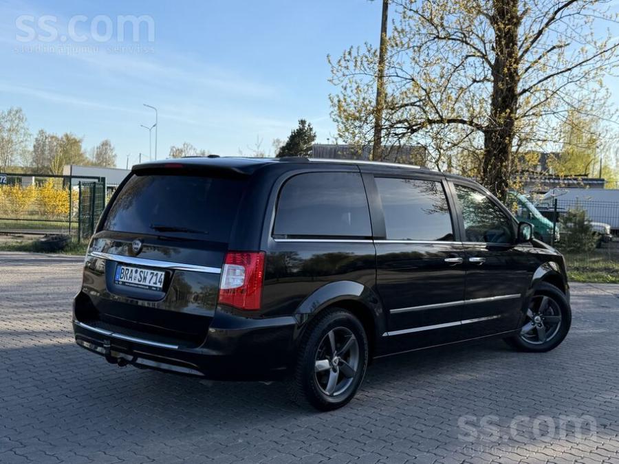 Melns Lancia Voyager 2014 Rīga, ar dzinēja tilpumu 2.80 L un nobraukumu 0 tūkst. km par 8750 €, foto 7 vietnē AUTOMOTO.COM.LV