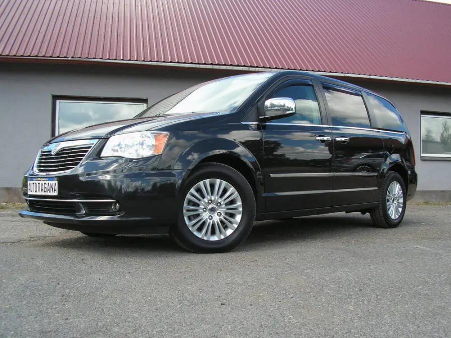 Black Lancia Voyager 2014 in Sigulda, with an engine capacity of 2.80 L and mileage of 225 thousand km for 8950 €, photo 1 on AUTOMOTO.COM.LV