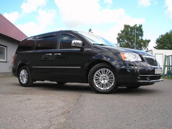 Black Lancia Voyager 2014 in Sigulda, with an engine capacity of 2.80 L and mileage of 225 thousand km for 8950 €, photo 2 on AUTOMOTO.COM.LV