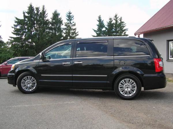 Black Lancia Voyager 2014 in Sigulda, with an engine capacity of 2.80 L and mileage of 225 thousand km for 8950 €, photo 4 on AUTOMOTO.COM.LV