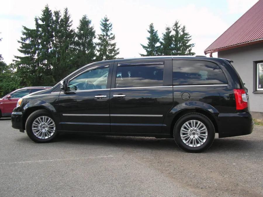 Black Lancia Voyager 2014 in Sigulda, with an engine capacity of 2.80 L and mileage of 225 thousand km for 8950 €, photo 5 on AUTOMOTO.COM.LV