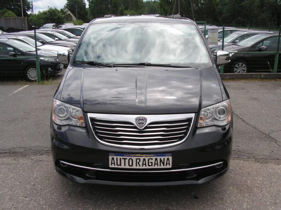 Black Lancia Voyager 2014 in Sigulda, with an engine capacity of 2.80 L and mileage of 225 thousand km for 8950 €, photo 6 on AUTOMOTO.COM.LV