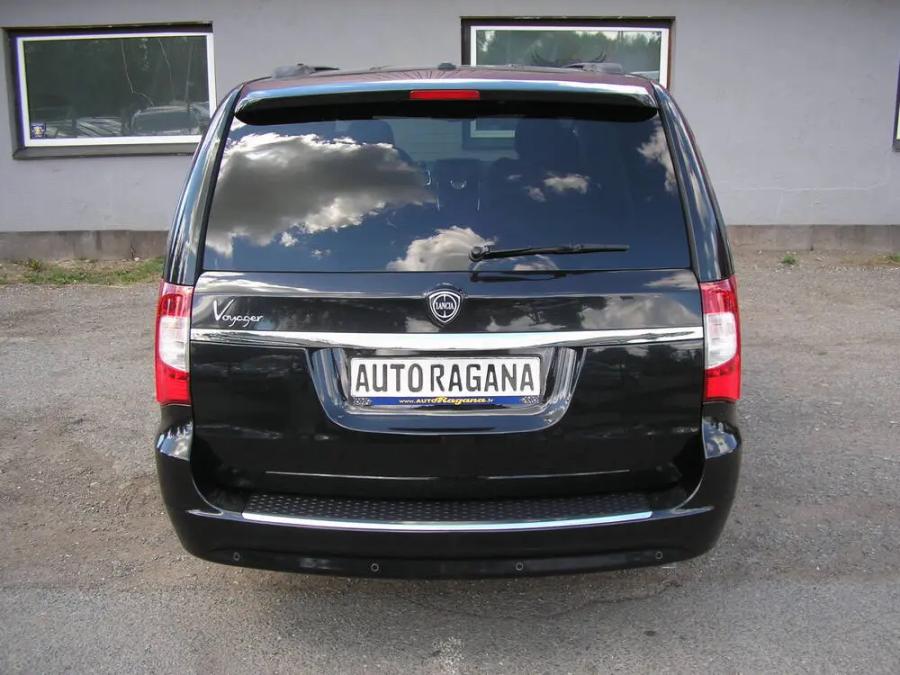 Black Lancia Voyager 2014 in Sigulda, with an engine capacity of 2.80 L and mileage of 225 thousand km for 8950 €, photo 7 on AUTOMOTO.COM.LV