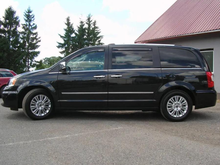Black Lancia Voyager 2014 in Sigulda, with an engine capacity of 2.80 L and mileage of 225 thousand km for 8950 €, photo 9 on AUTOMOTO.COM.LV