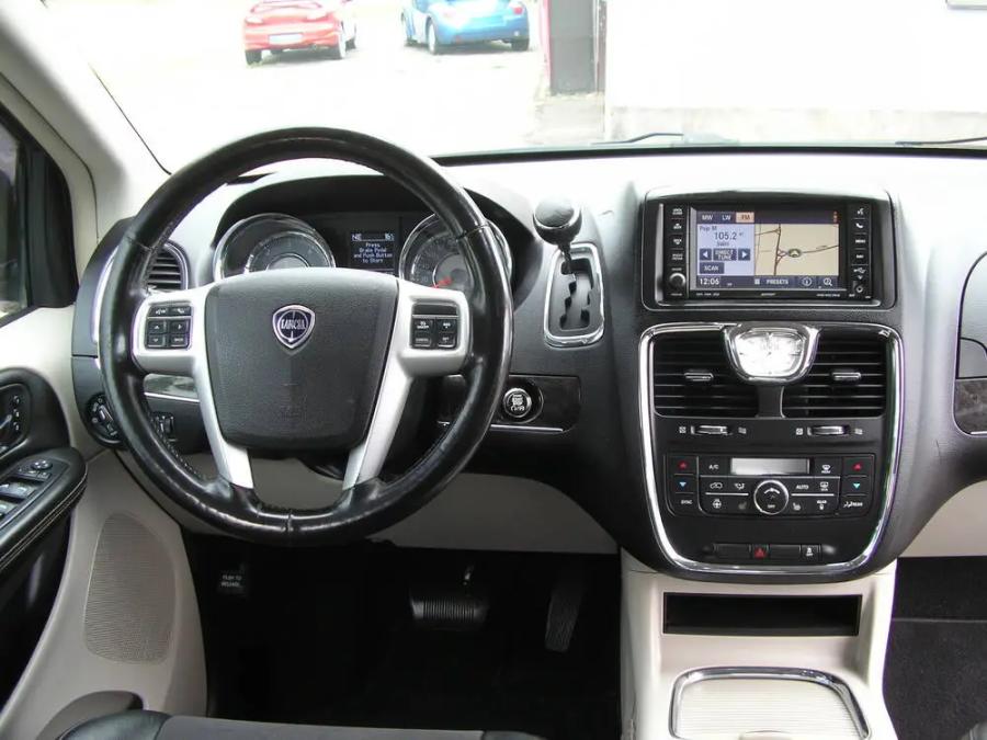 Black Lancia Voyager 2014 in Sigulda, with an engine capacity of 2.80 L and mileage of 225 thousand km for 8950 €, photo 15 on AUTOMOTO.COM.LV