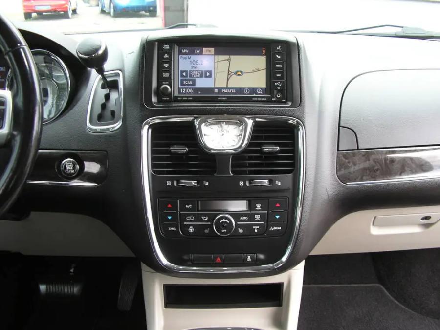 Black Lancia Voyager 2014 in Sigulda, with an engine capacity of 2.80 L and mileage of 225 thousand km for 8950 €, photo 16 on AUTOMOTO.COM.LV