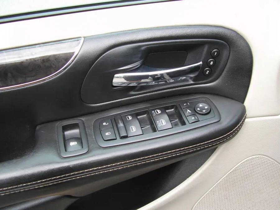 Black Lancia Voyager 2014 in Sigulda, with an engine capacity of 2.80 L and mileage of 225 thousand km for 8950 €, photo 20 on AUTOMOTO.COM.LV