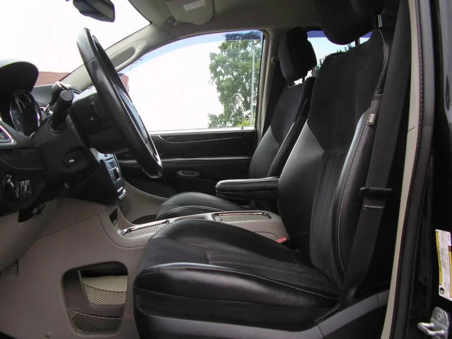 Black Lancia Voyager 2014 in Sigulda, with an engine capacity of 2.80 L and mileage of 225 thousand km for 8950 €, photo 22 on AUTOMOTO.COM.LV