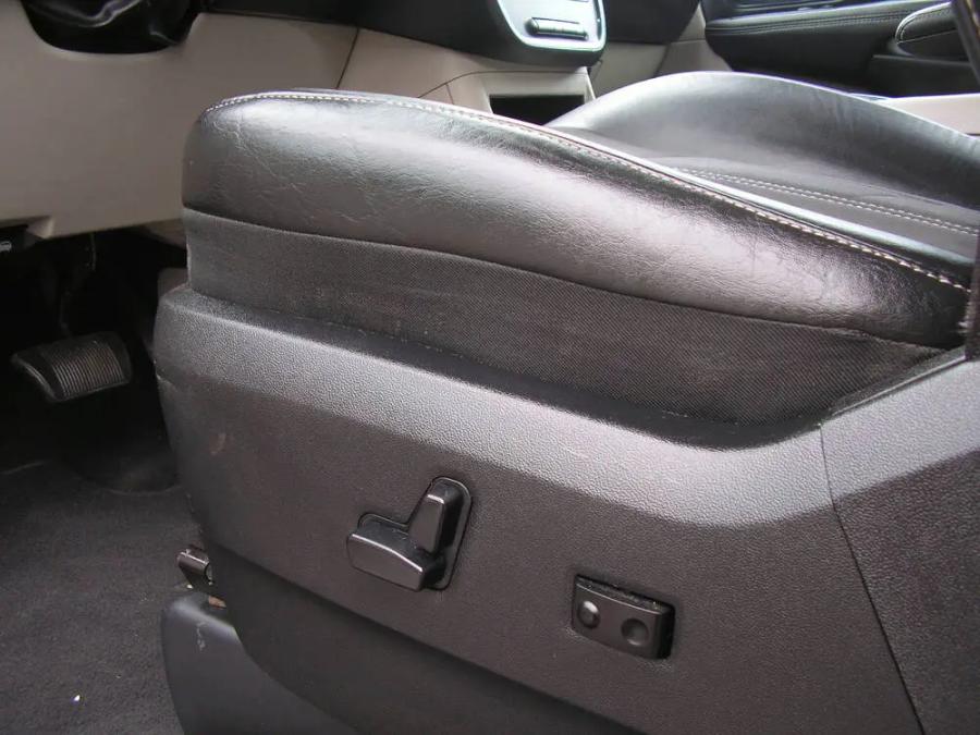 Black Lancia Voyager 2014 in Sigulda, with an engine capacity of 2.80 L and mileage of 225 thousand km for 8950 €, photo 23 on AUTOMOTO.COM.LV