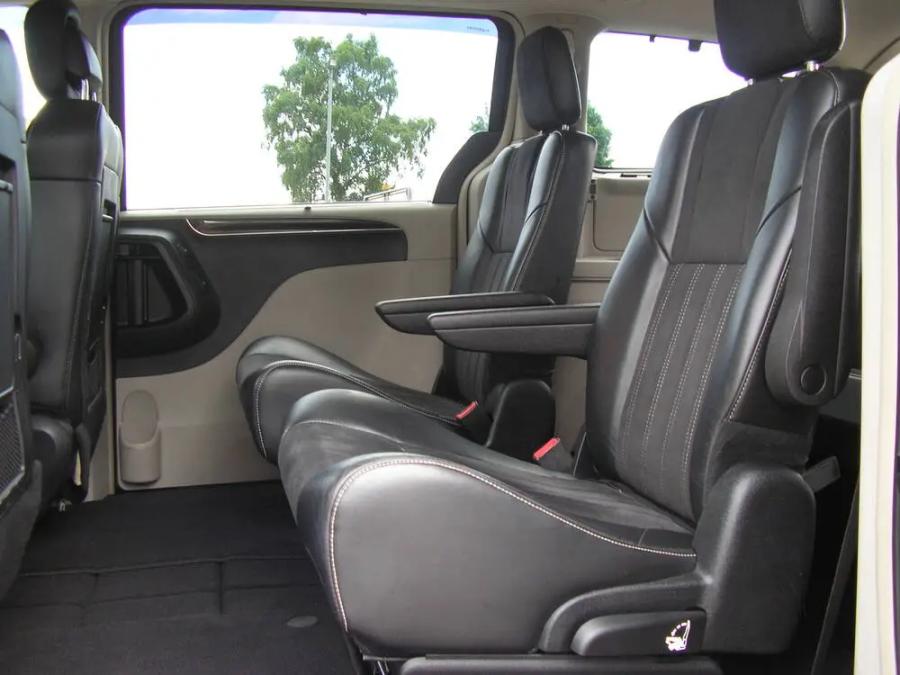 Black Lancia Voyager 2014 in Sigulda, with an engine capacity of 2.80 L and mileage of 225 thousand km for 8950 €, photo 24 on AUTOMOTO.COM.LV