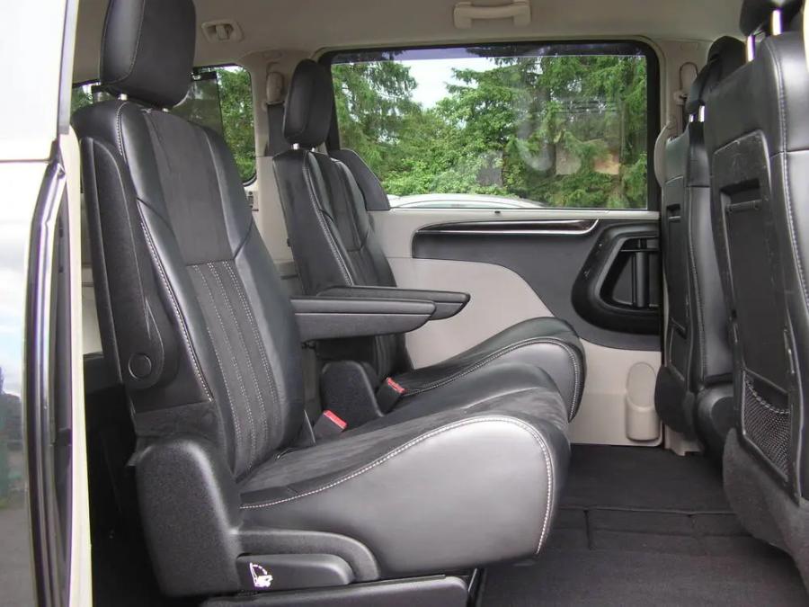 Black Lancia Voyager 2014 in Sigulda, with an engine capacity of 2.80 L and mileage of 225 thousand km for 8950 €, photo 30 on AUTOMOTO.COM.LV