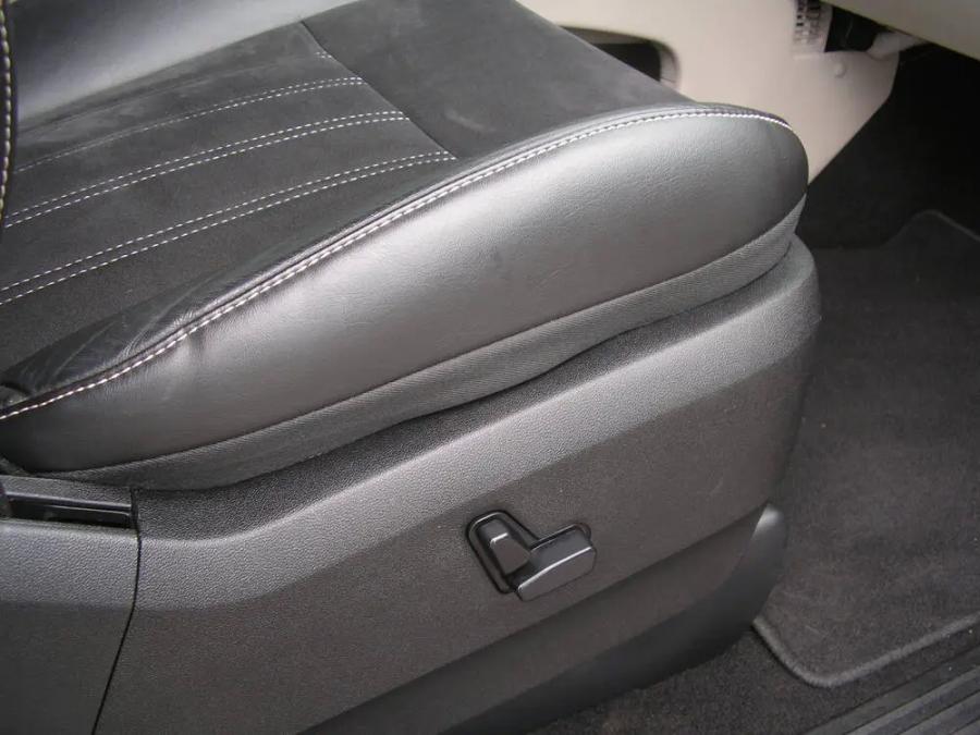 Black Lancia Voyager 2014 in Sigulda, with an engine capacity of 2.80 L and mileage of 225 thousand km for 8950 €, photo 33 on AUTOMOTO.COM.LV