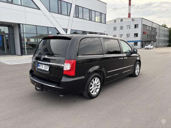 Melns Lancia Voyager 2014 Šauļi, ar dzinēja tilpumu 2.78 L un nobraukumu 169 tūkst. km par 8500 €, foto 5 vietnē AUTOMOTO.COM.LV