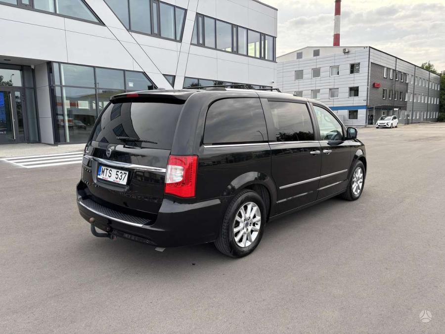 Melns Lancia Voyager 2014 Šauļi, ar dzinēja tilpumu 2.78 L un nobraukumu 169 tūkst. km par 8500 €, foto 6 vietnē AUTOMOTO.COM.LV