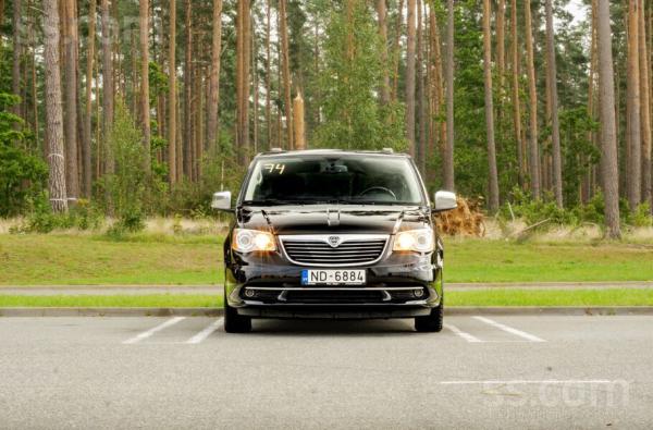 Black Lancia Voyager 2014 in Riga, with an engine capacity of 2.80 L and mileage of 262 thousand km for 9490 €, photo 4 on AUTOMOTO.COM.LV