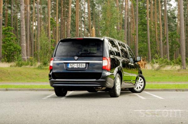 Black Lancia Voyager 2014 in Riga, with an engine capacity of 2.80 L and mileage of 262 thousand km for 9490 €, photo 7 on AUTOMOTO.COM.LV