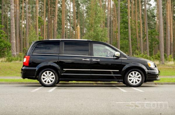 Black Lancia Voyager 2014 in Riga, with an engine capacity of 2.80 L and mileage of 262 thousand km for 9490 €, photo 10 on AUTOMOTO.COM.LV