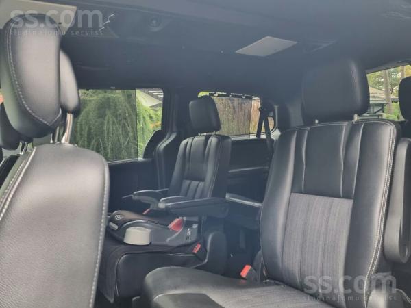 Lancia Voyager 2014 Jūrmala vietnē Melns Lancia Voyager 2014 Jūrmala, ar dzinēja tilpumu 2.80 L un nobraukumu 144 tūkst. km par 16500 €, foto 5 vietnē AUTOMOTO.COM.LV