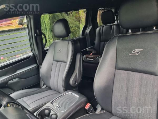 Lancia Voyager 2014 Jūrmala vietnē Melns Lancia Voyager 2014 Jūrmala, ar dzinēja tilpumu 2.80 L un nobraukumu 144 tūkst. km par 16500 €, foto 6 vietnē AUTOMOTO.COM.LV