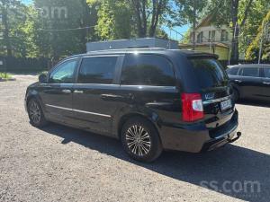 Melns Lancia Voyager 2015 Rīga, ar dzinēja tilpumu 2.80 L un nobraukumu 233 tūkst. km par 7900 €, foto 3 vietnē AUTOMOTO.COM.LV