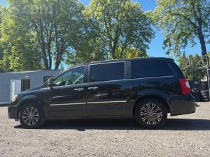 Melns Lancia Voyager 2015 Rīga, ar dzinēja tilpumu 2.80 L un nobraukumu 233 tūkst. km par 7900 €, foto 5 vietnē AUTOMOTO.COM.LV