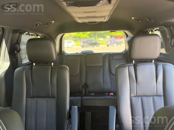 Black Lancia Voyager 2015 in Riga, with an engine capacity of 2.80 L and mileage of 233 thousand km for 7900 €, photo 8 on AUTOMOTO.COM.LV