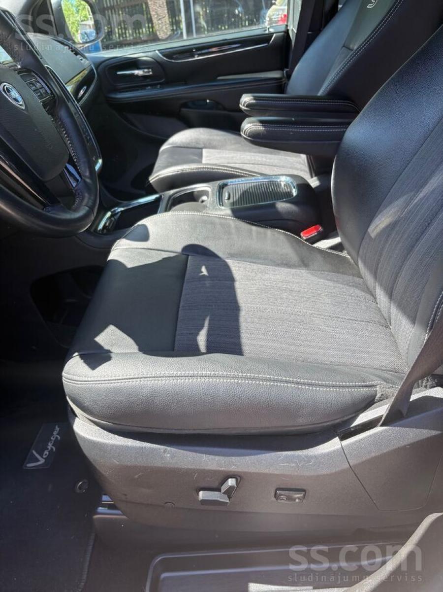 Melns Lancia Voyager 2015 Rīga, ar dzinēja tilpumu 2.80 L un nobraukumu 233 tūkst. km par 7900 €, foto 12 vietnē AUTOMOTO.COM.LV