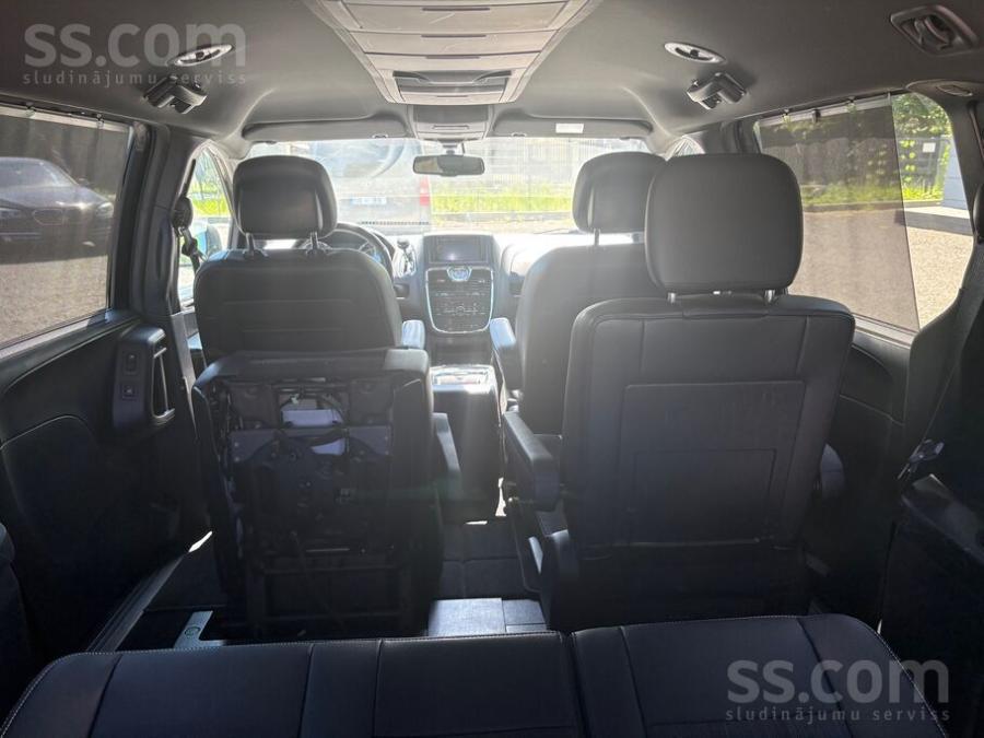 Melns Lancia Voyager 2015 Rīga, ar dzinēja tilpumu 2.80 L un nobraukumu 233 tūkst. km par 7900 €, foto 13 vietnē AUTOMOTO.COM.LV