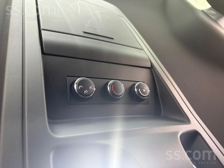 Melns Lancia Voyager 2015 Rīga, ar dzinēja tilpumu 2.80 L un nobraukumu 233 tūkst. km par 7900 €, foto 15 vietnē AUTOMOTO.COM.LV