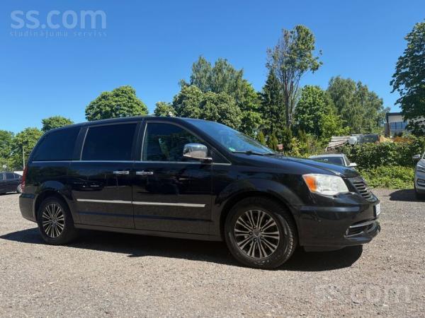 Black Lancia Voyager 2015 in Riga, with an engine capacity of 2.80 L and mileage of 233 thousand km for 7900 €, photo 3 on AUTOMOTO.COM.LV